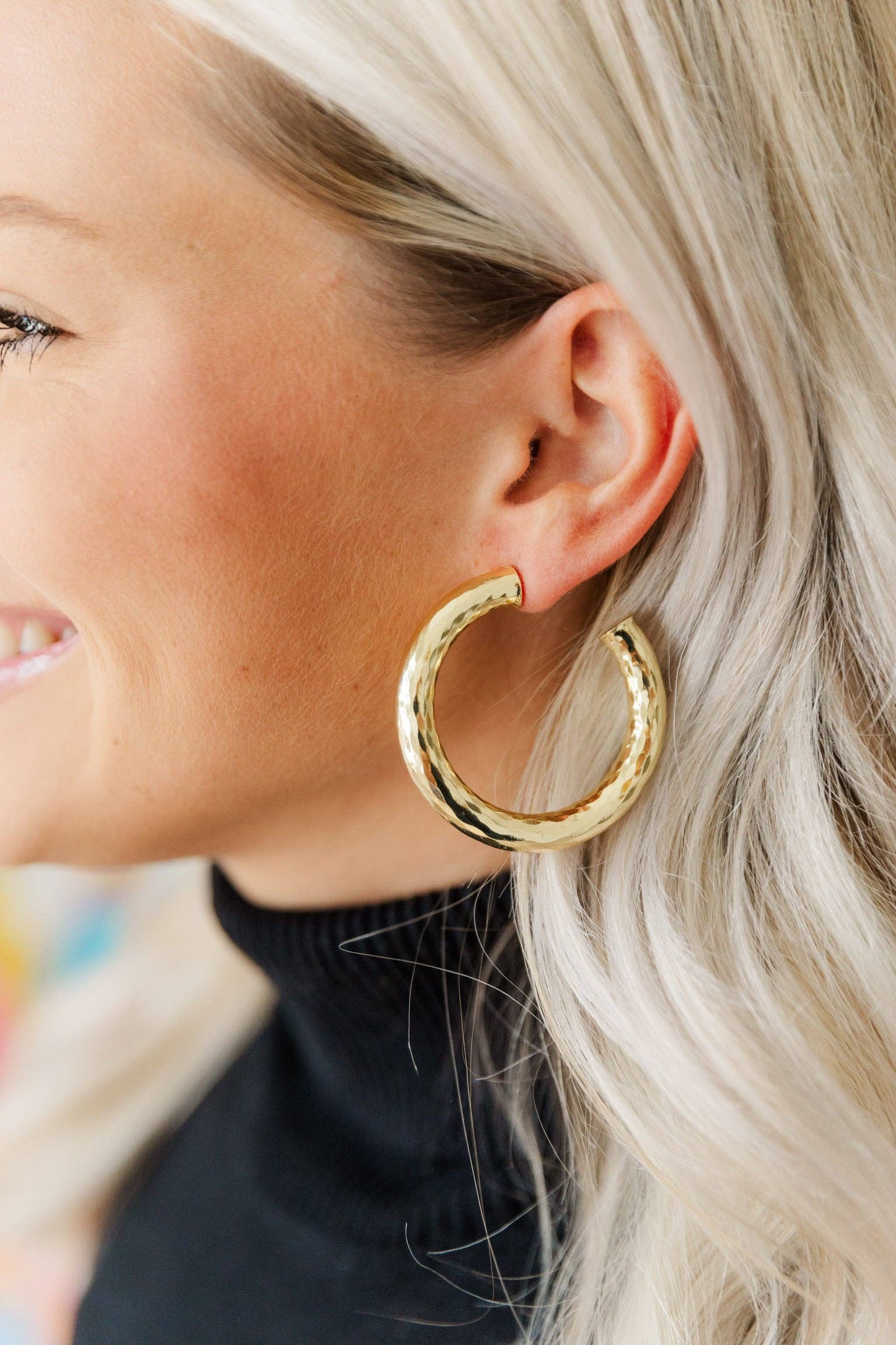 Taylor Shaye Raya Hoops: Large – Delta Dawn Gifts